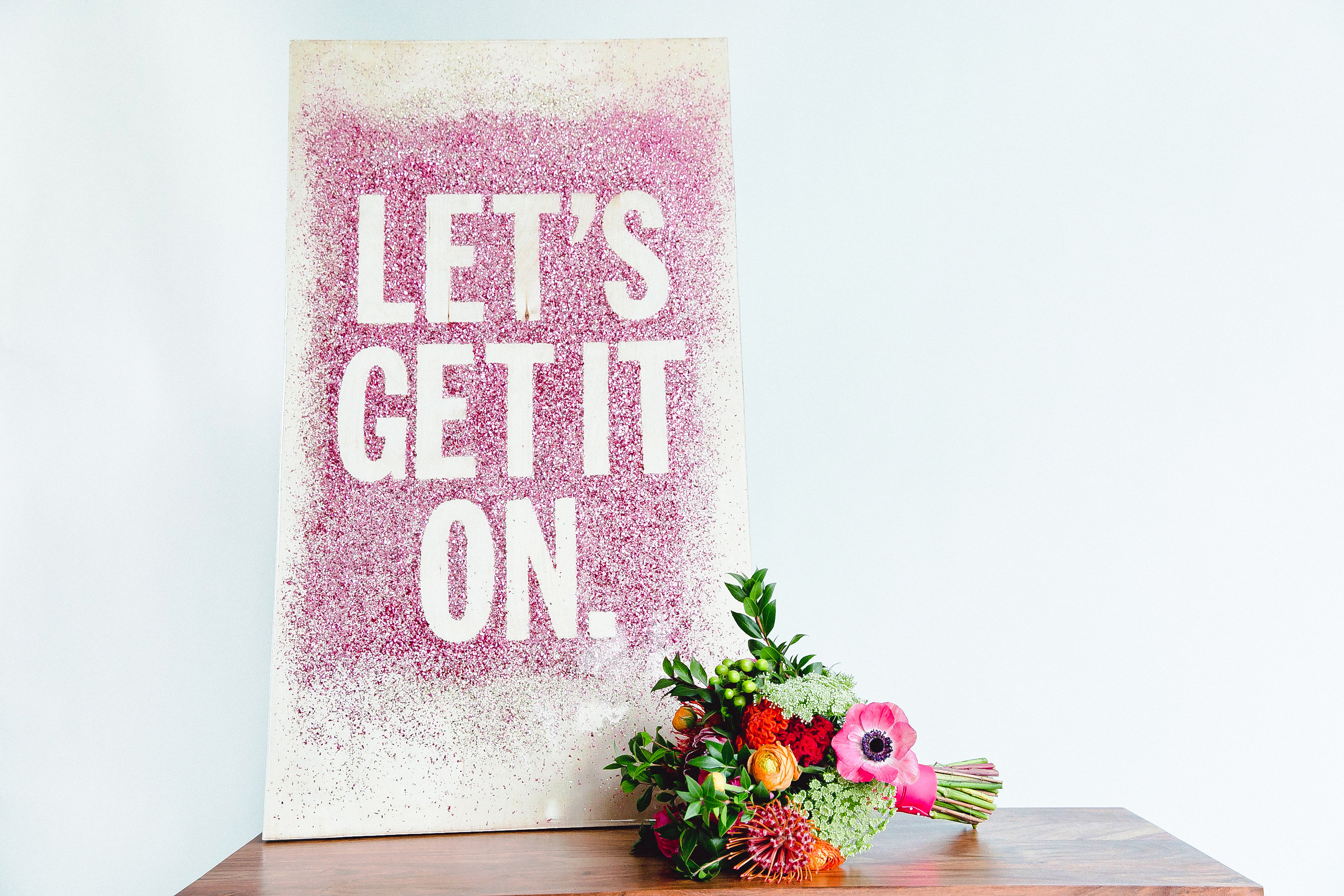 How To DIY Glitter Resin Wedding Signs That Will Last Forever | A ...
