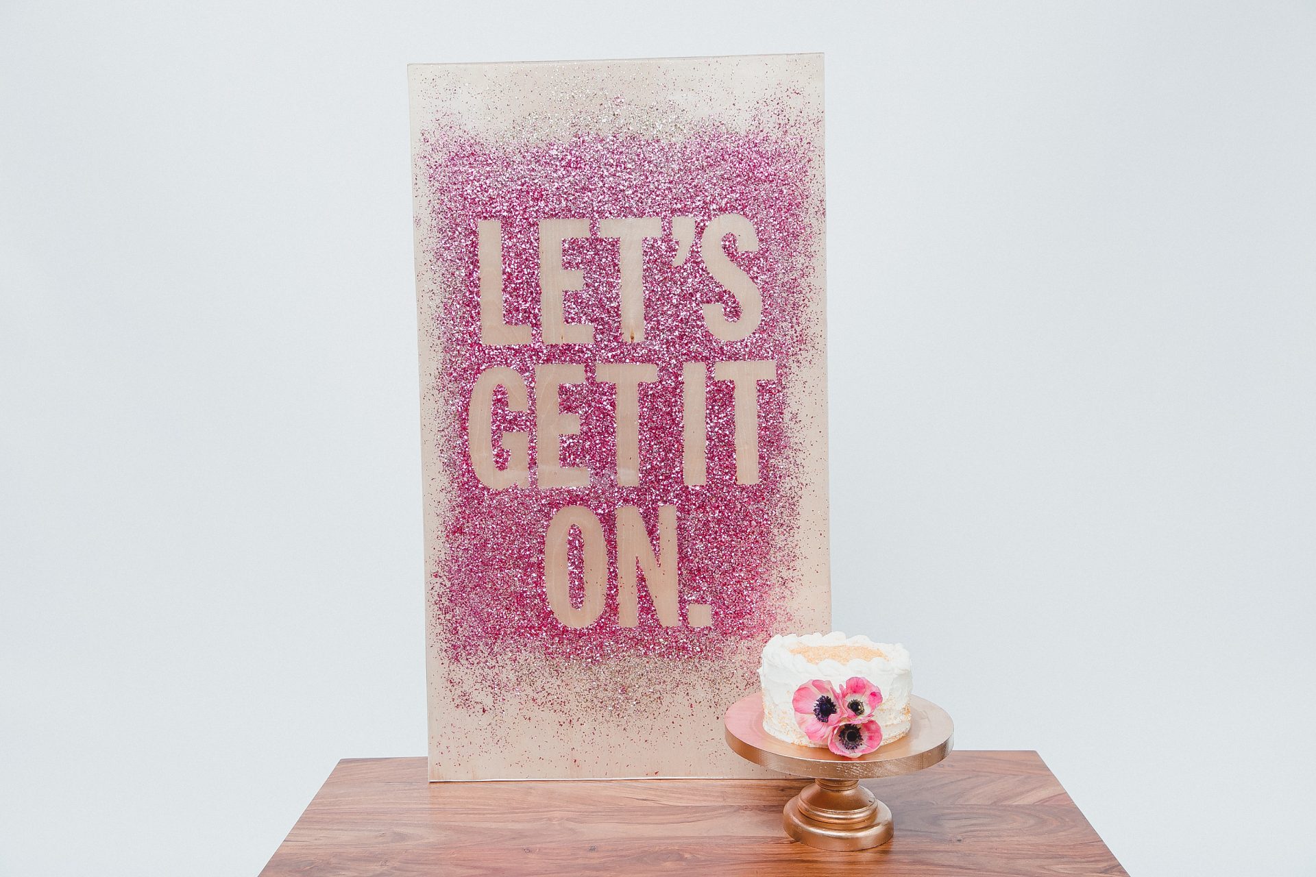 How To DIY Glitter Resin Wedding Signs That Will Last Forever | A ...